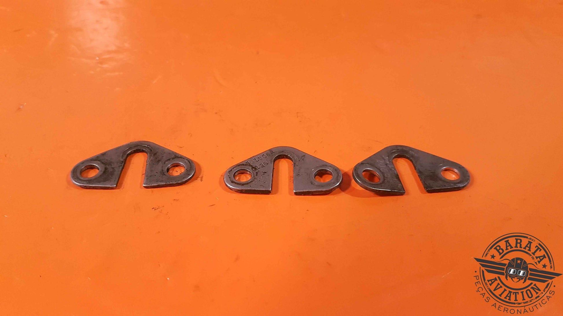 3015068 P&W Plate, Retaining - Cada Unidade – Barata Aviation Parts